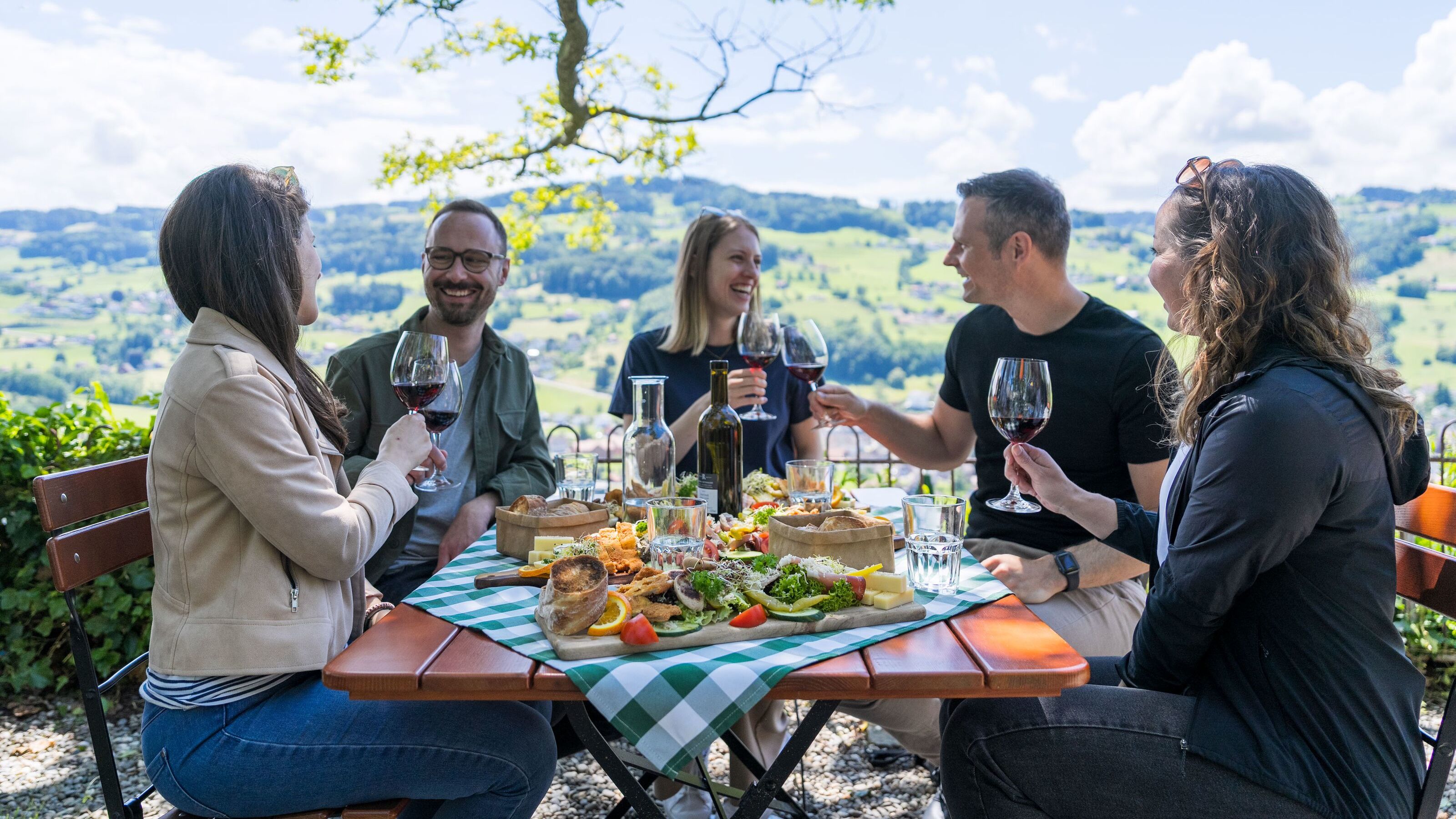 Wine tasting at the Steinig table in Thal followed by a Brettl snack ...