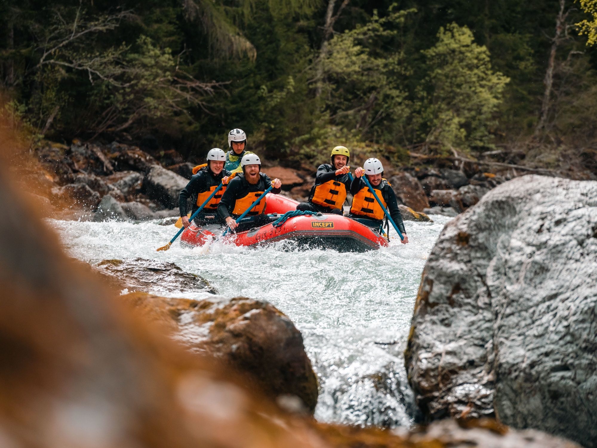 Evento de rafting por equipos en la Posada de Engadina | Suiza Turismo