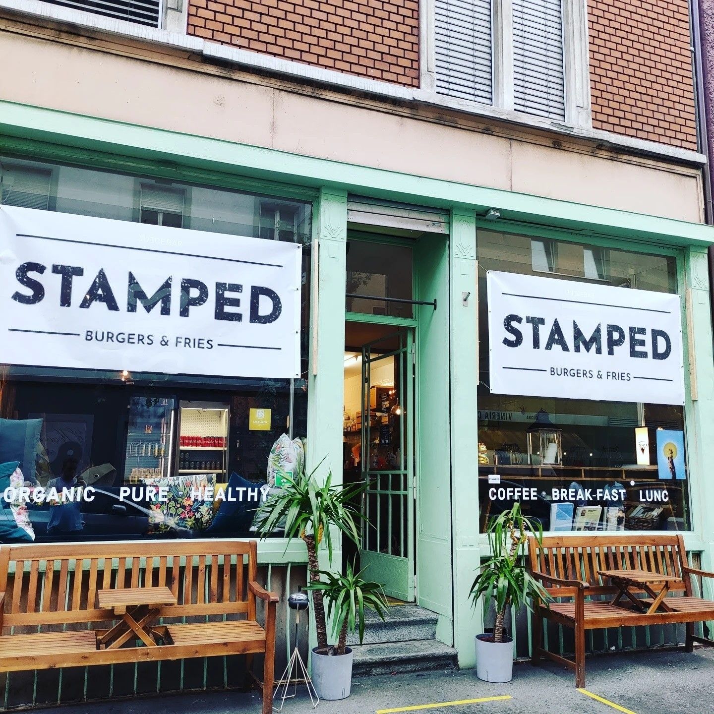 Stamped Burgers & Fries | Switzerland Tourism