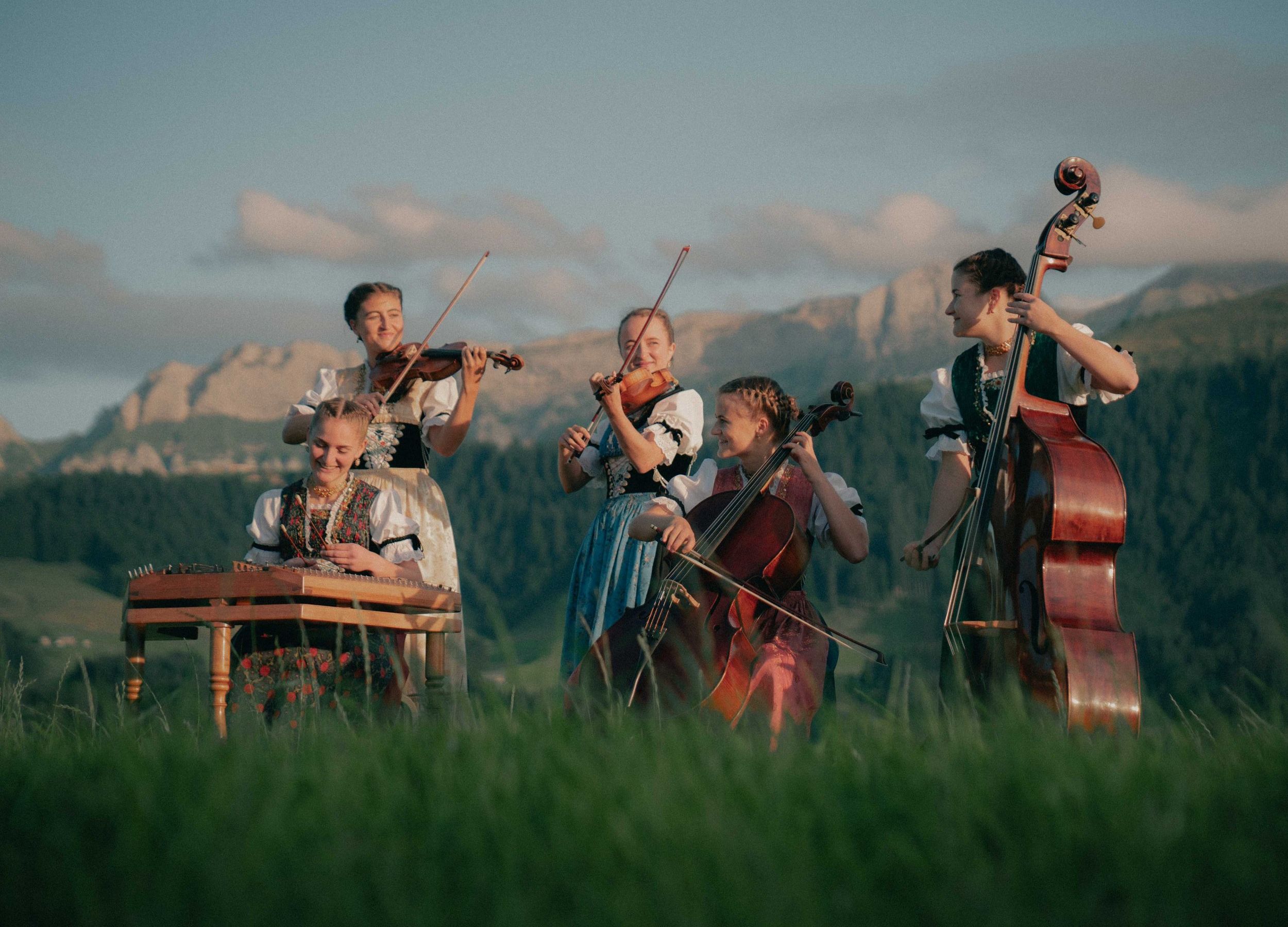 Appenzeller Tavolata mit der Appenzeller Streichmusik "Vielsaitig ...