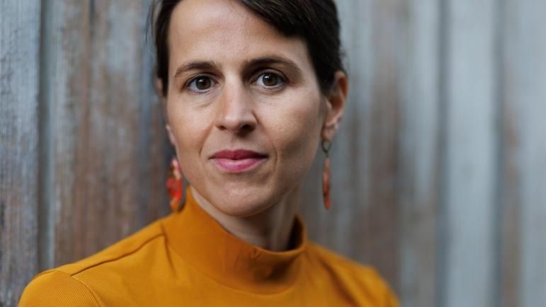 Laura Vogt lê o texto "O ano da lima" | Suíça Turismo