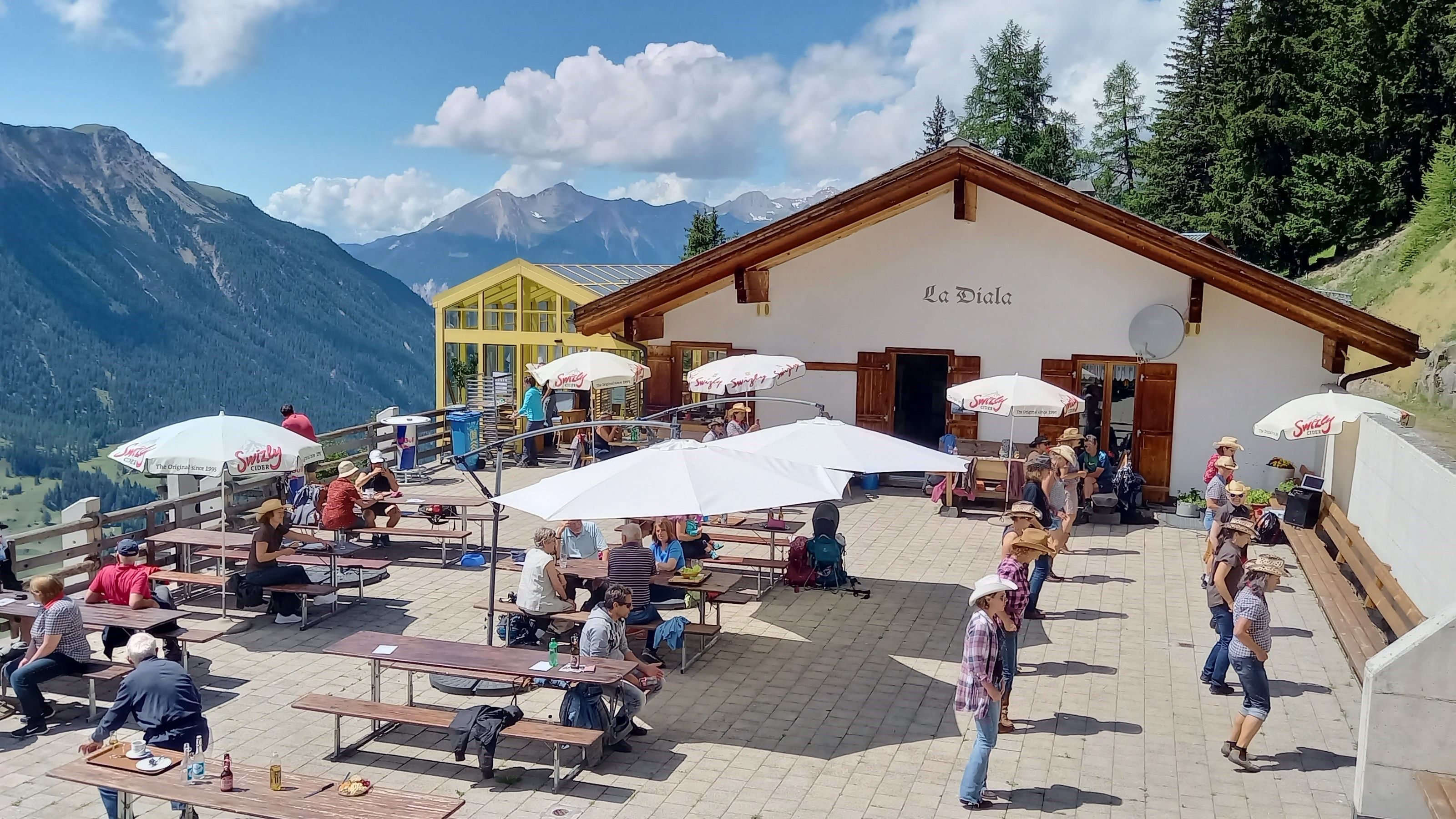 Line Dance im Bergrestaurant La Diala | Switzerland Tourism
