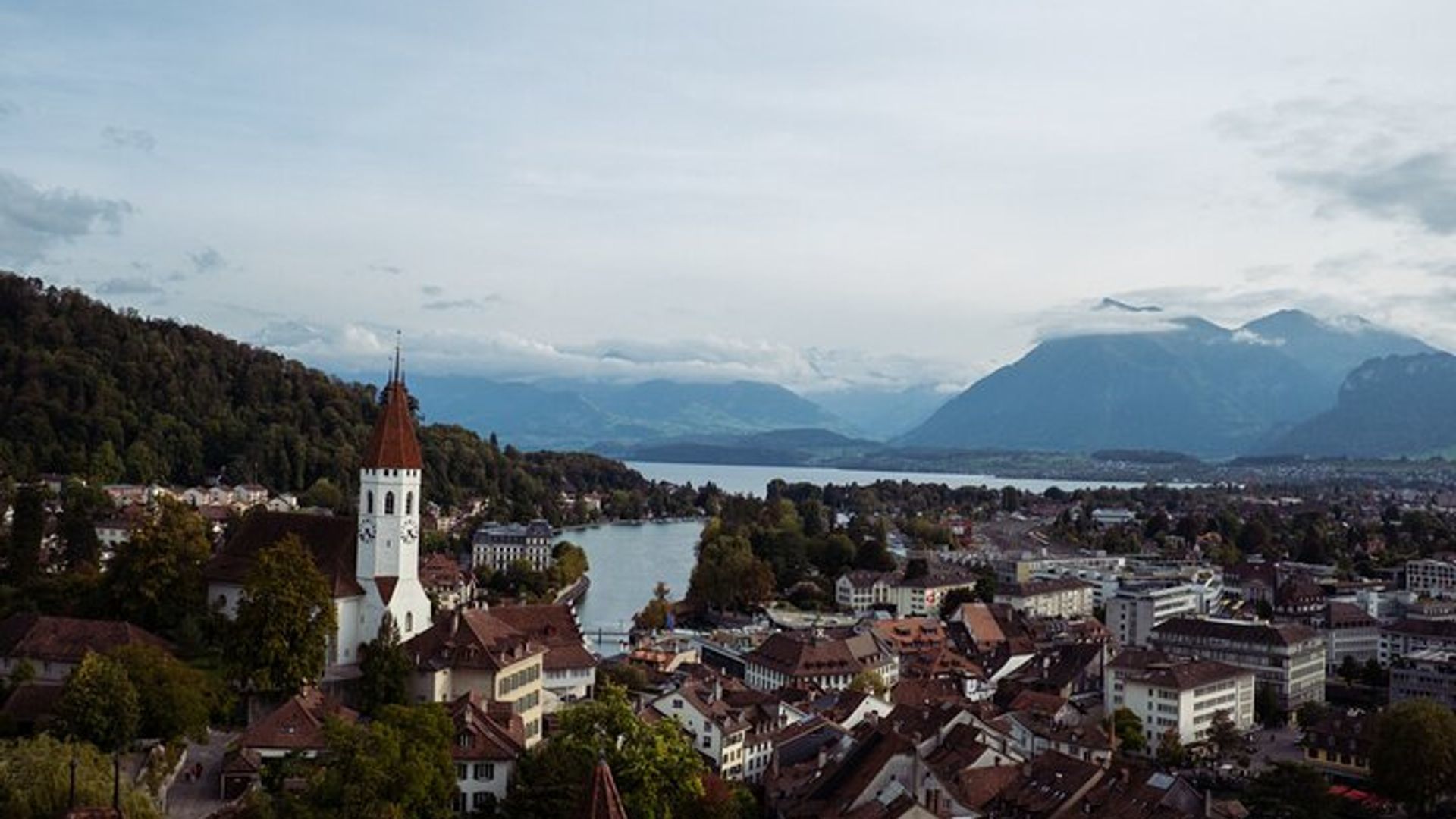 Tour Privado a Pie y Fotográfico de los Lugares de Interés de Thun ...