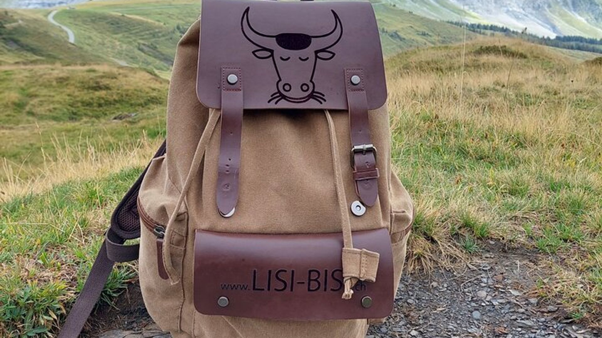 Fondue backpack in the Virgin Region | Switzerland Tourism