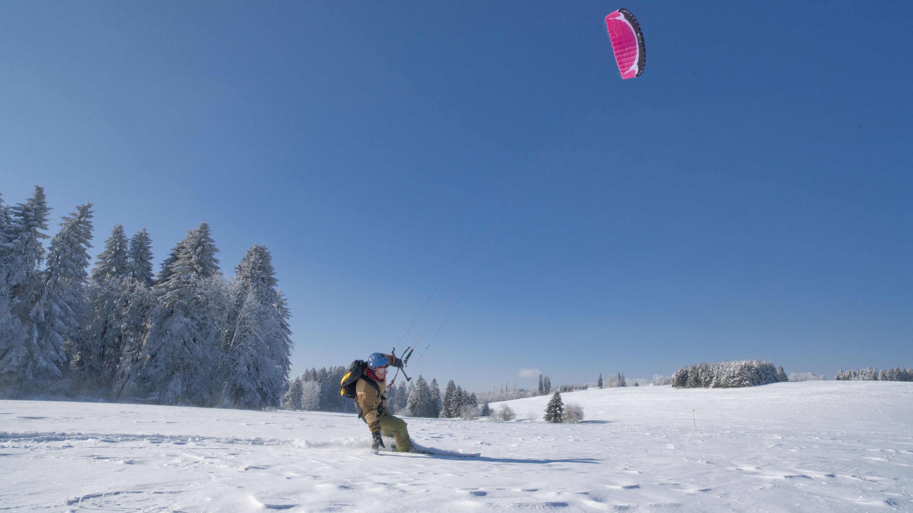 Snowkiting in the Freiberg mountains | Switzerland Tourism