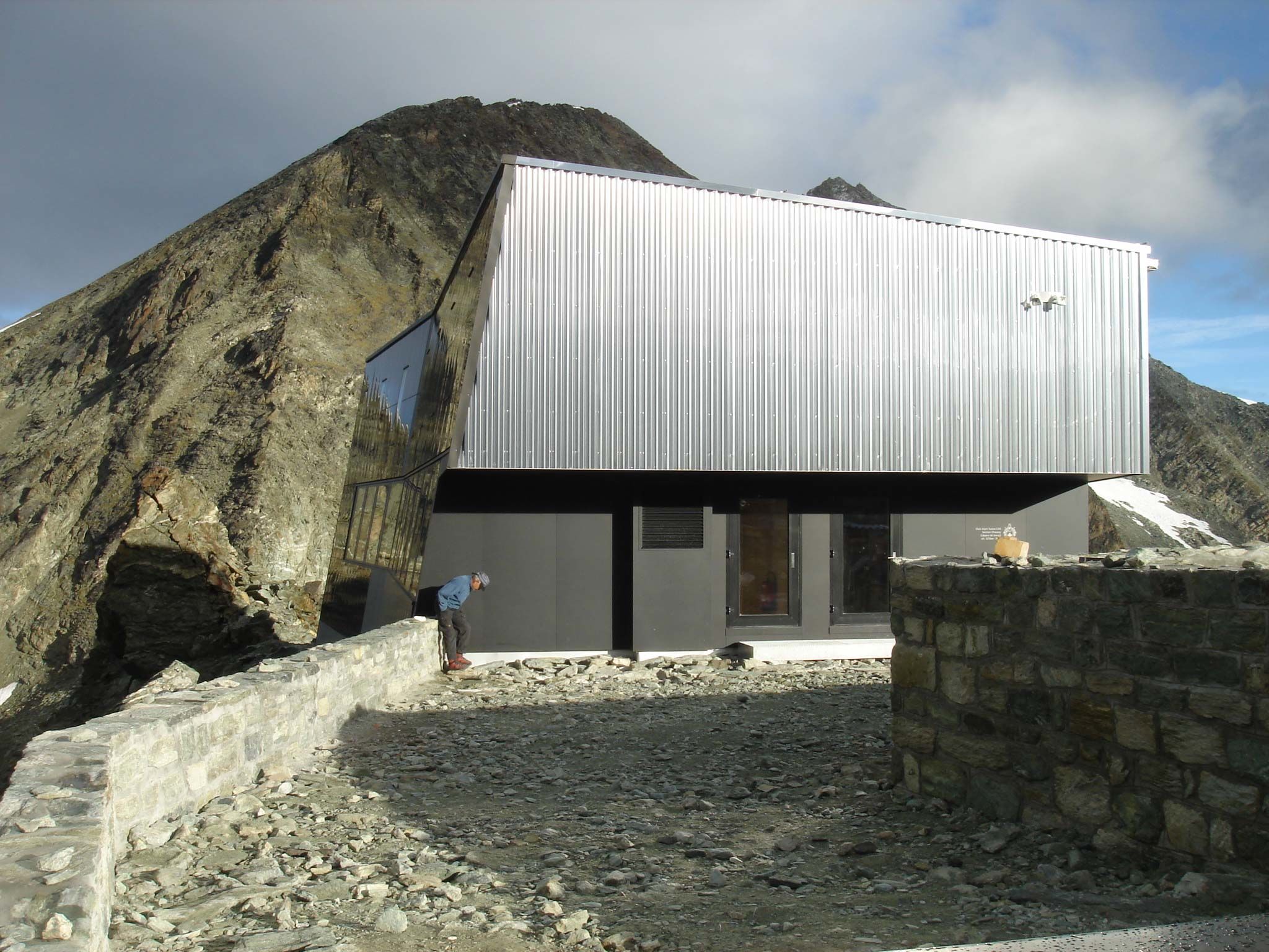 Cabane de Tracuit CAS | Switzerland Tourism