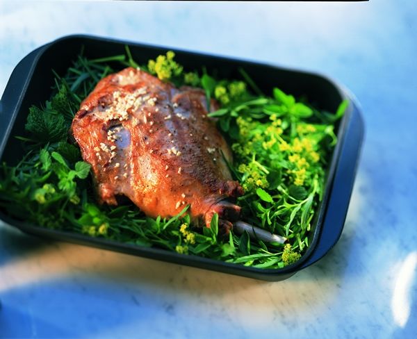 Cuisse de cabri rôtie dans l'herbe | Suisse Tourisme