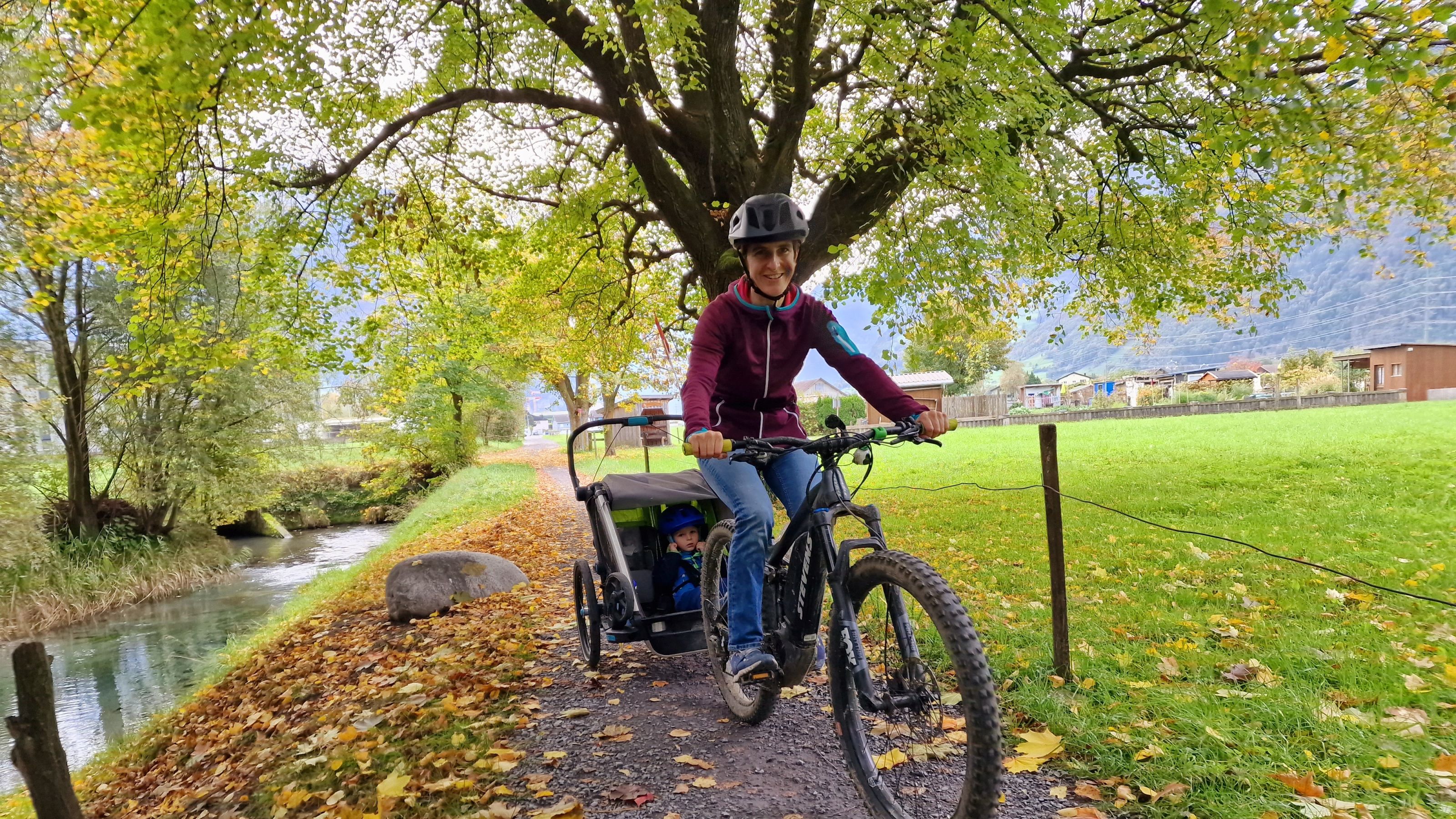 En carretera con un remolque para niños sobre dos ruedas | Suiza Turismo